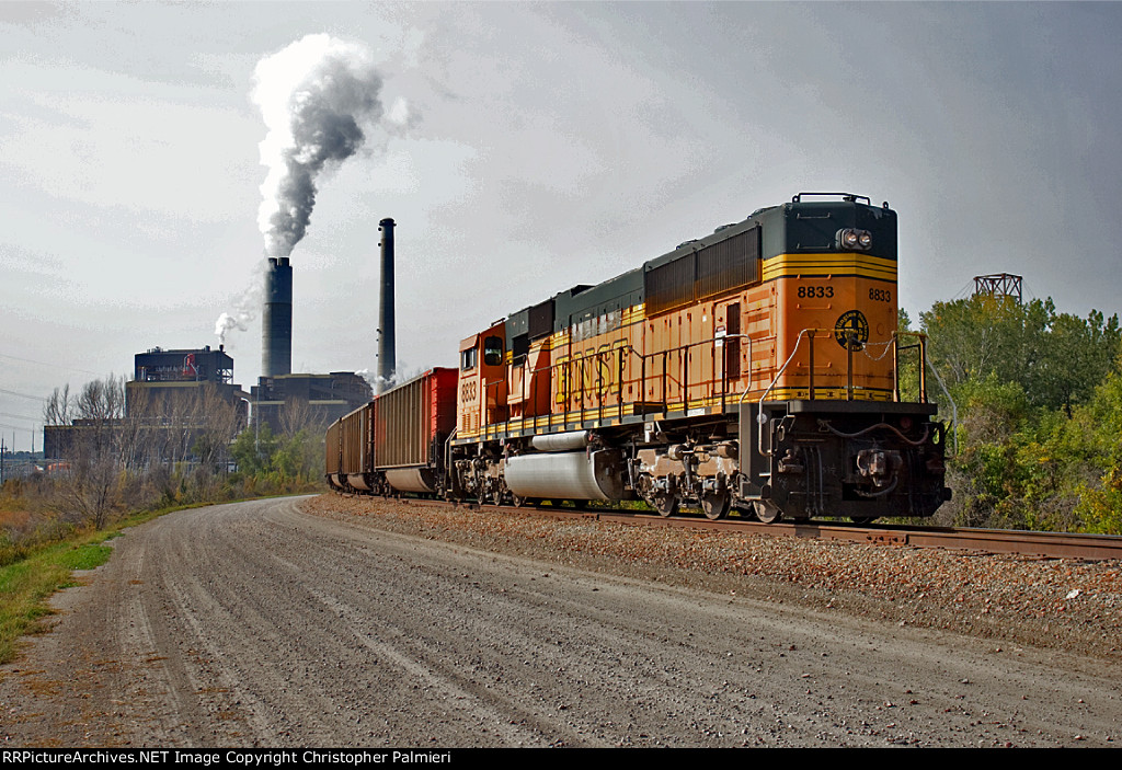 BNSF 8833 Unloads C-BTMSAI9-34